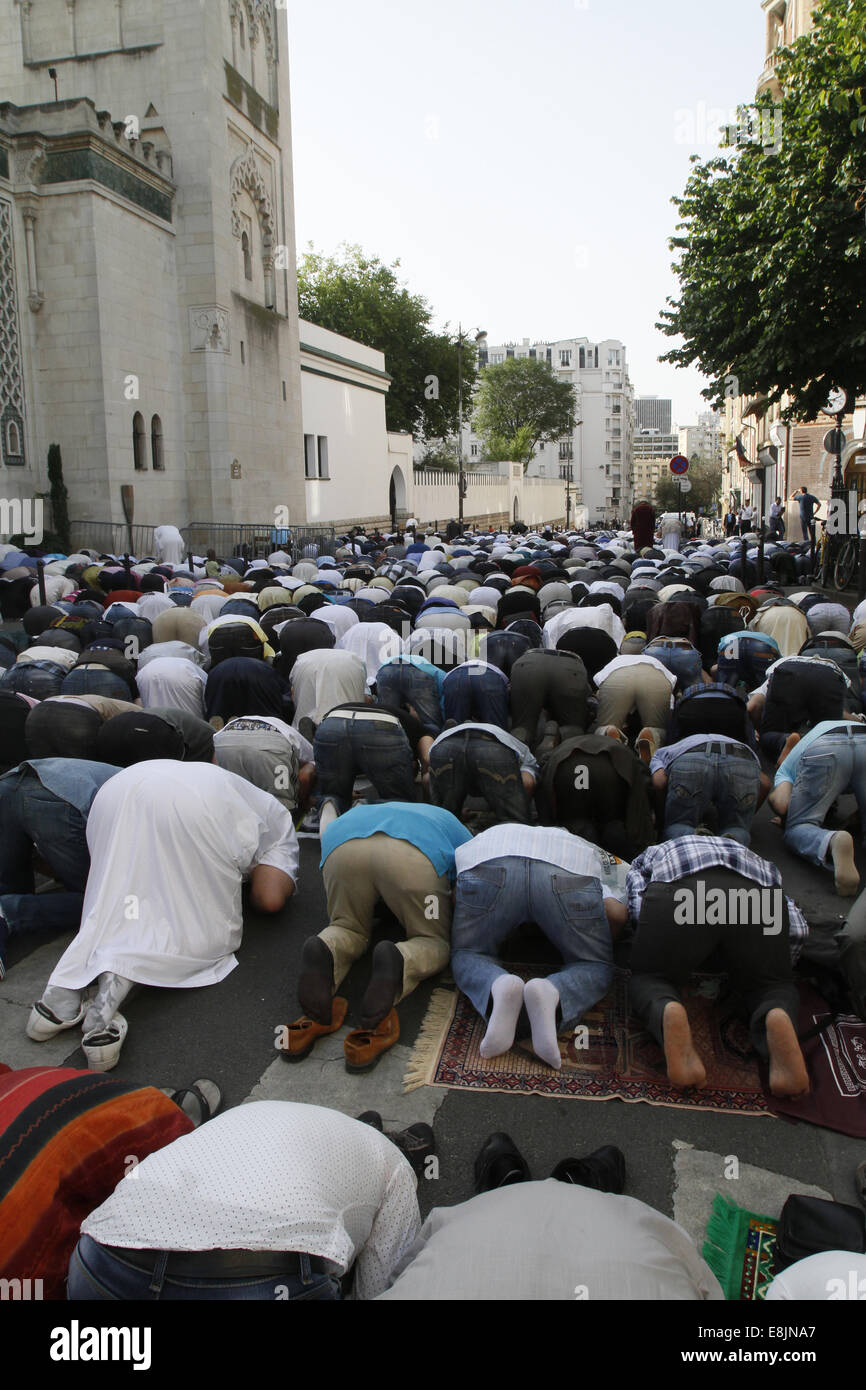 Muslims at the Paris Great Mosque on A•d El-Fitr festival Stock Photo ...