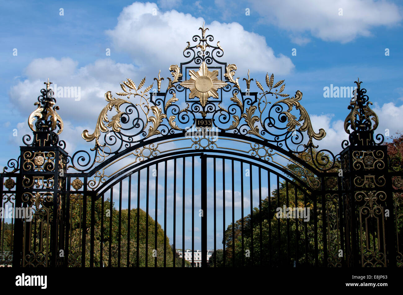 Regents park london gates hi-res stock photography and images - Alamy