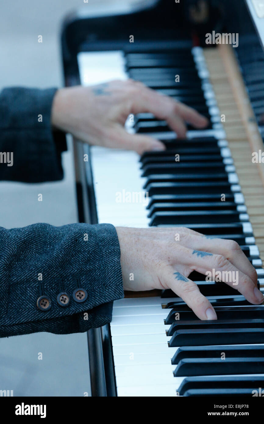 The piano player hi-res stock photography and images - Alamy