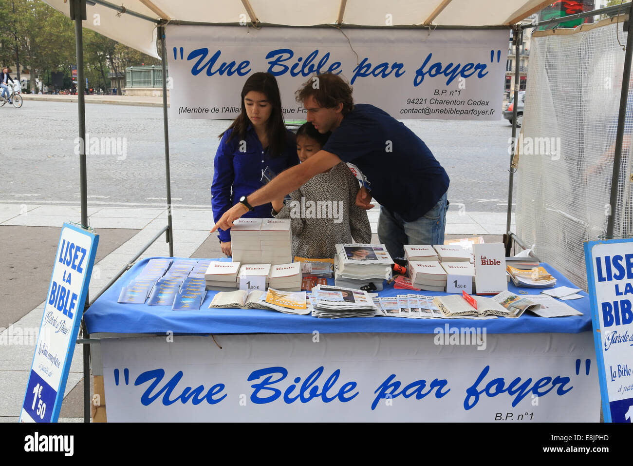 Volunteer booth hi-res stock photography and images - Alamy