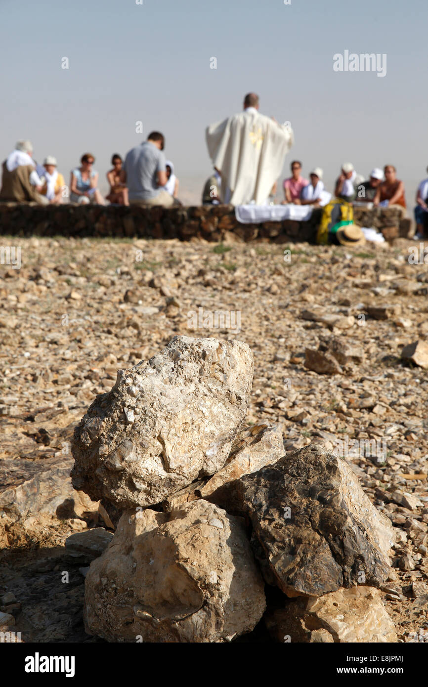 Pilgrimage in Holy Land. Catholic mass in Judean desert Stock Photo - Alamy