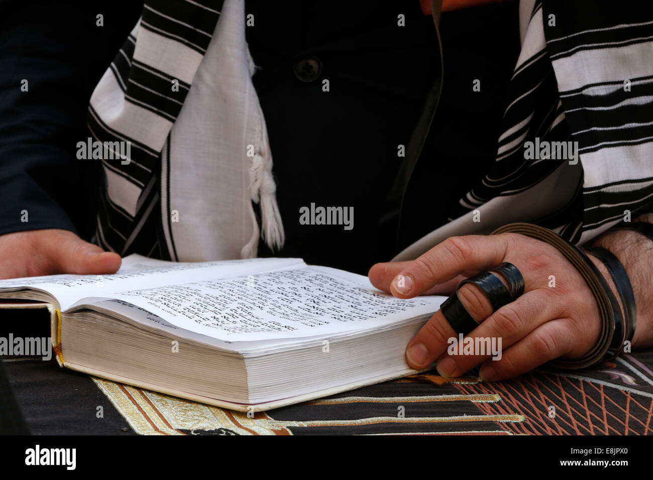 Jew reading the torah at Western Wall Stock Photo - Alamy