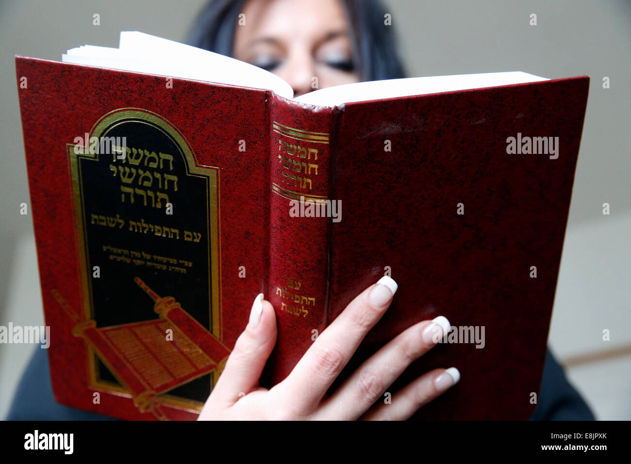 Woman reading the Torah Stock Photo - Alamy