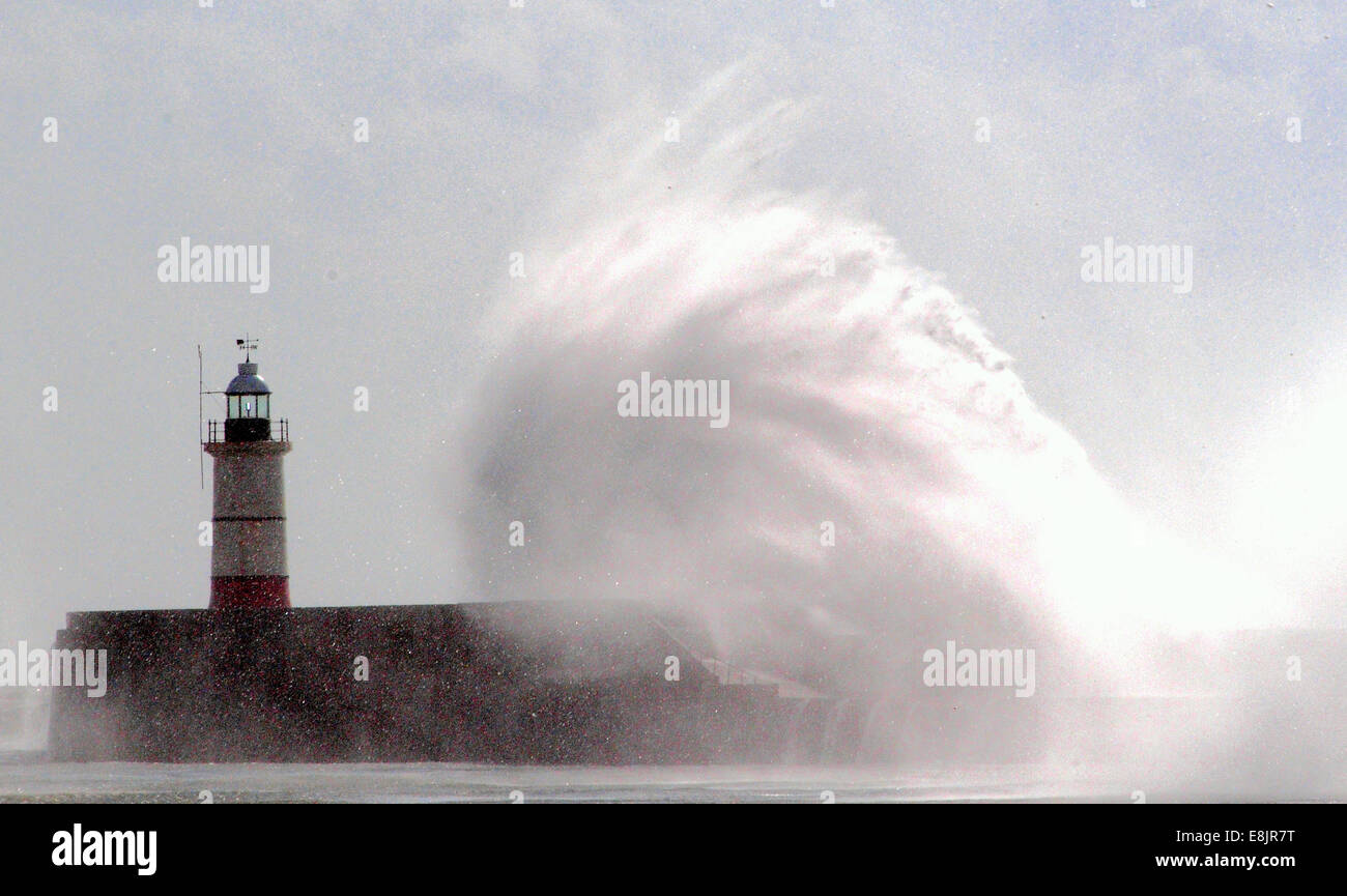 Newhaven, East Sussex, UK. 9th October, 2014. UK weather. Wind ...