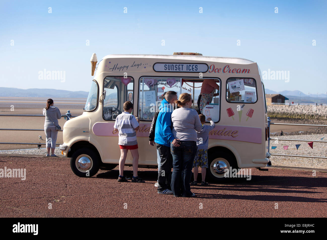 Vintage ice cream van hi-res stock photography and images - Alamy