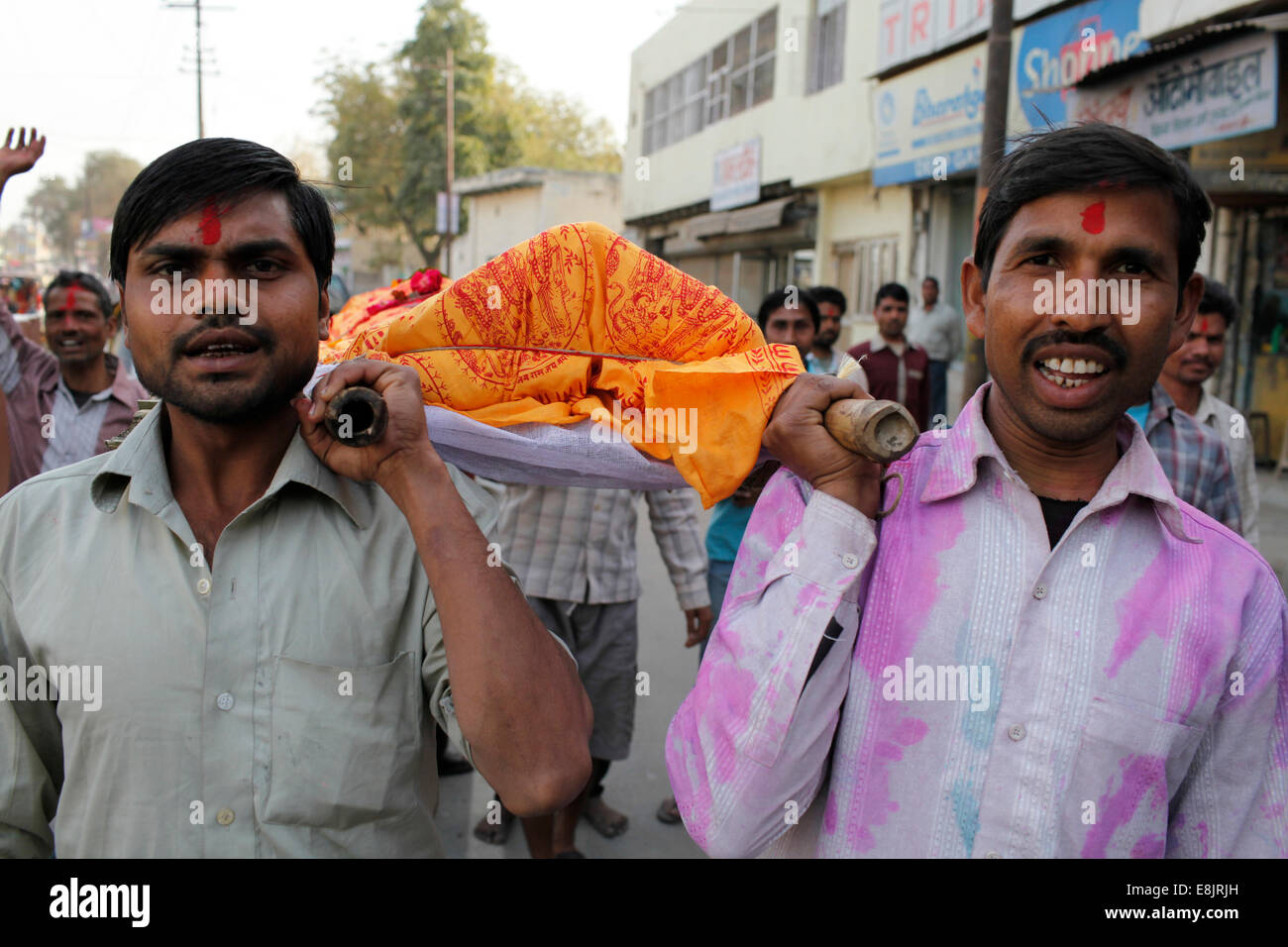 Hindus carrying a corpse to a cremation ground Stock Photo - Alamy