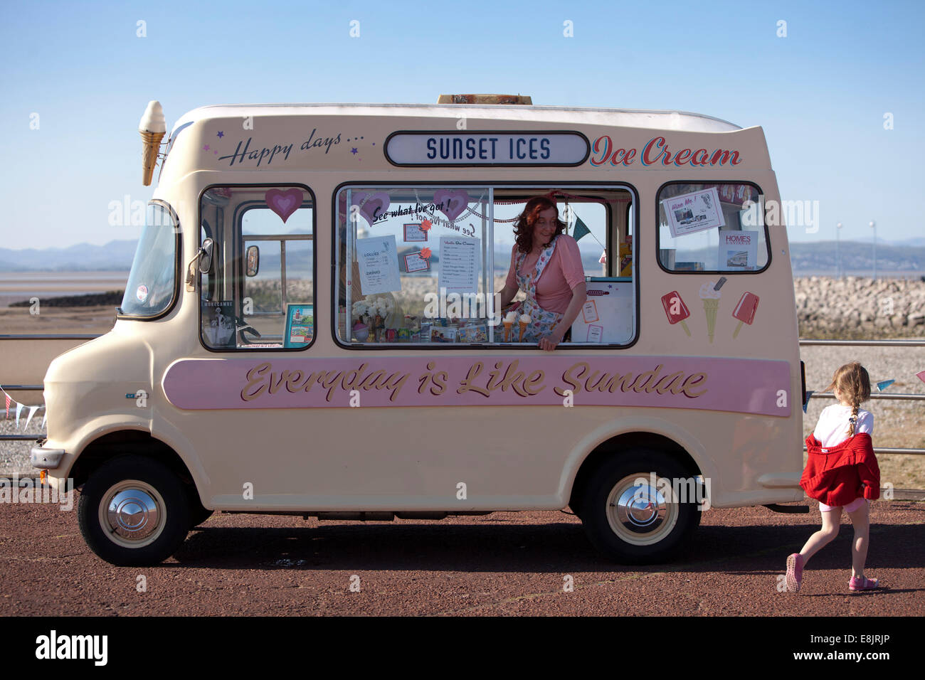 Vintage ice cream van hi-res stock photography and images - Alamy