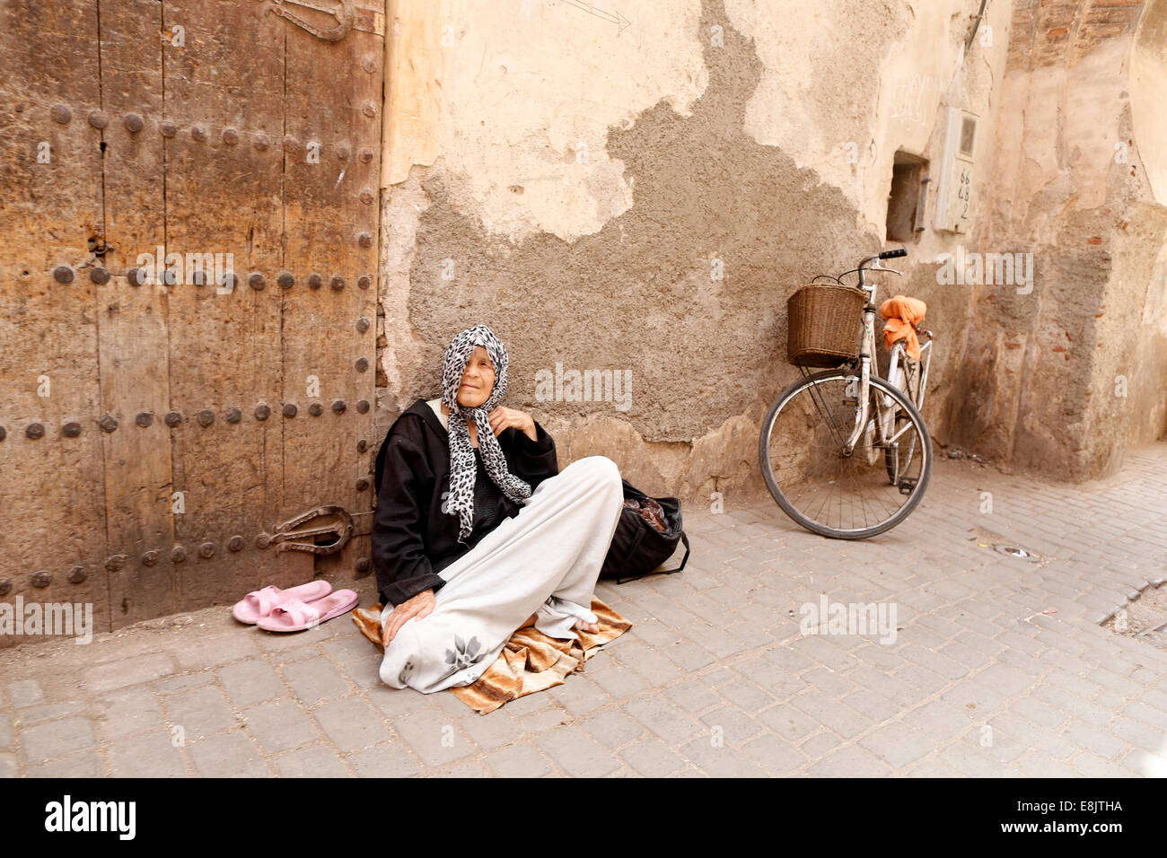 The medina (old town). Muslim woman Stock Photo - Alamy