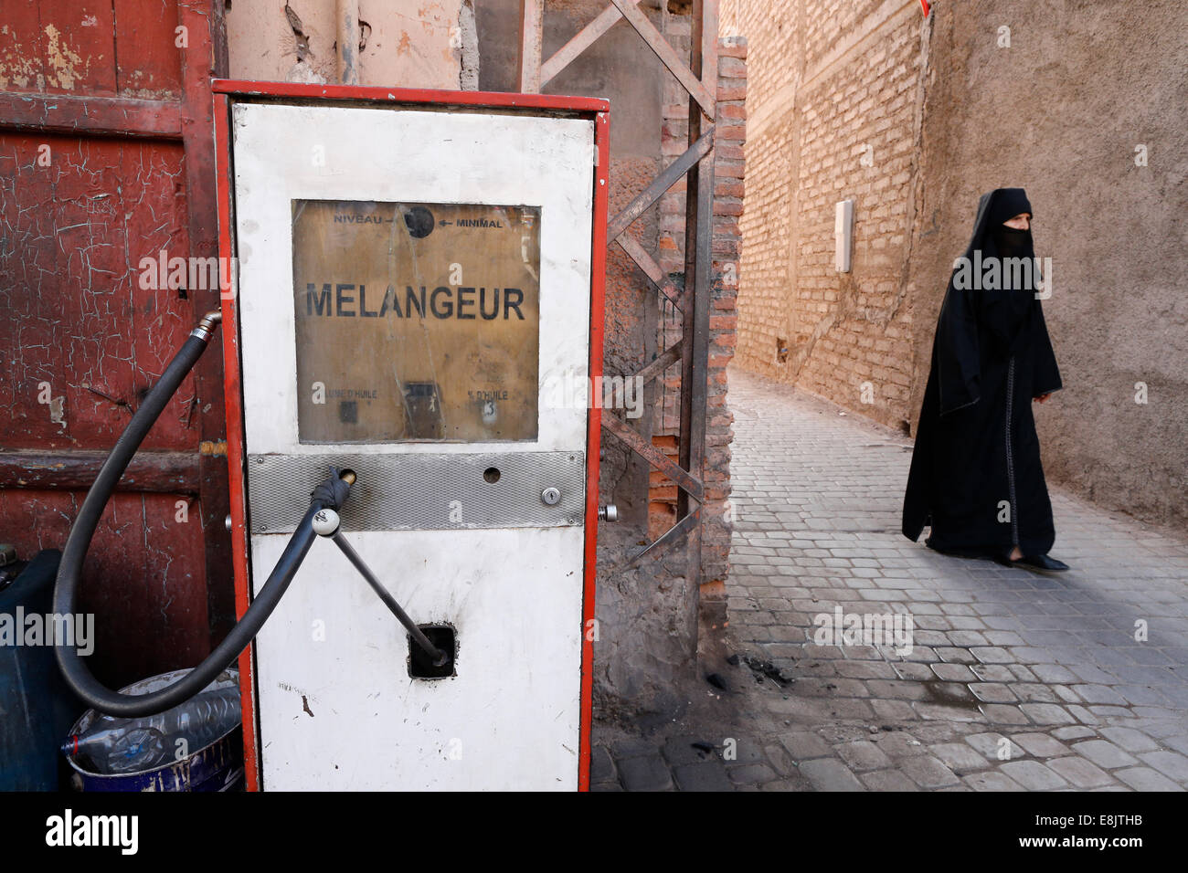The medina (old town). Muslim woman Stock Photo - Alamy
