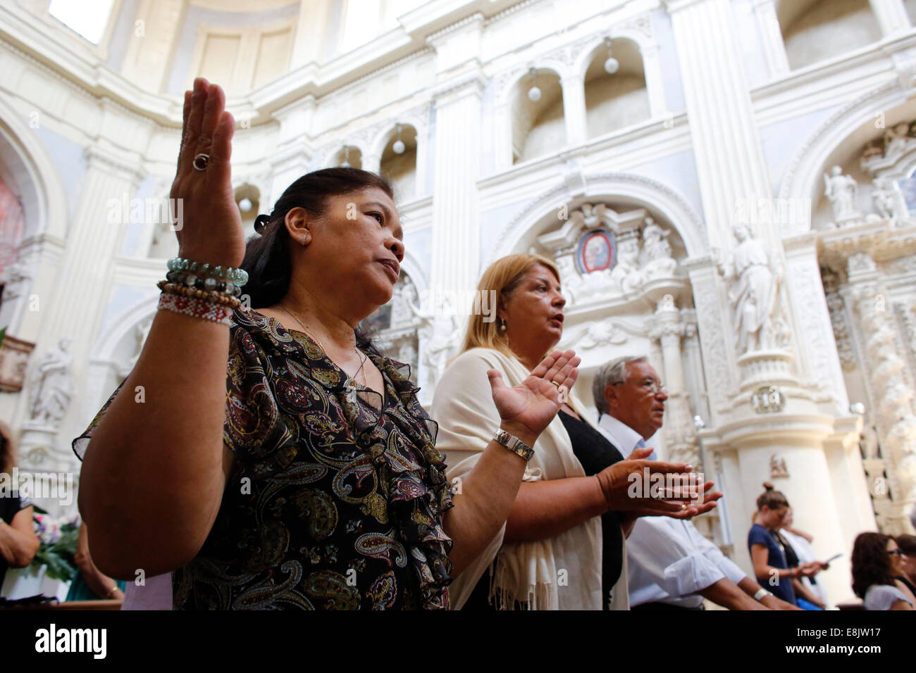 Group prayer catholic hi-res stock photography and images - Alamy