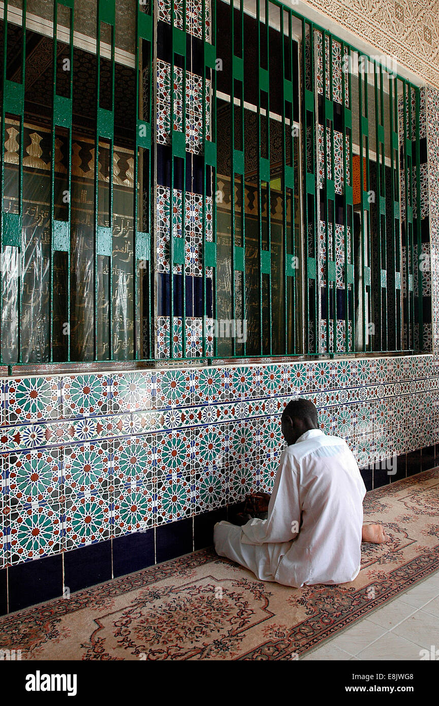 Mouride muslim praying in front of Sheikh Ahmadou Bamba's tomb Stock ...