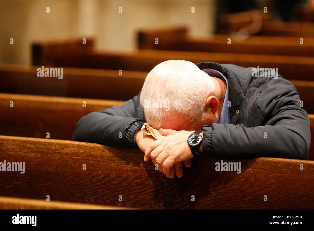 Man praying st patricks cathedral hi-res stock photography and images ...