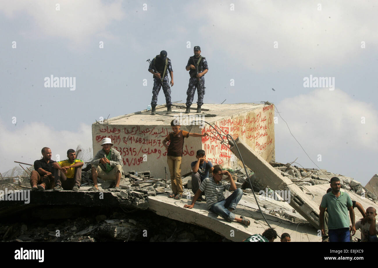 Gaza Strip. 9th Oct, 2014. Palestinian security officers stand guard as ...