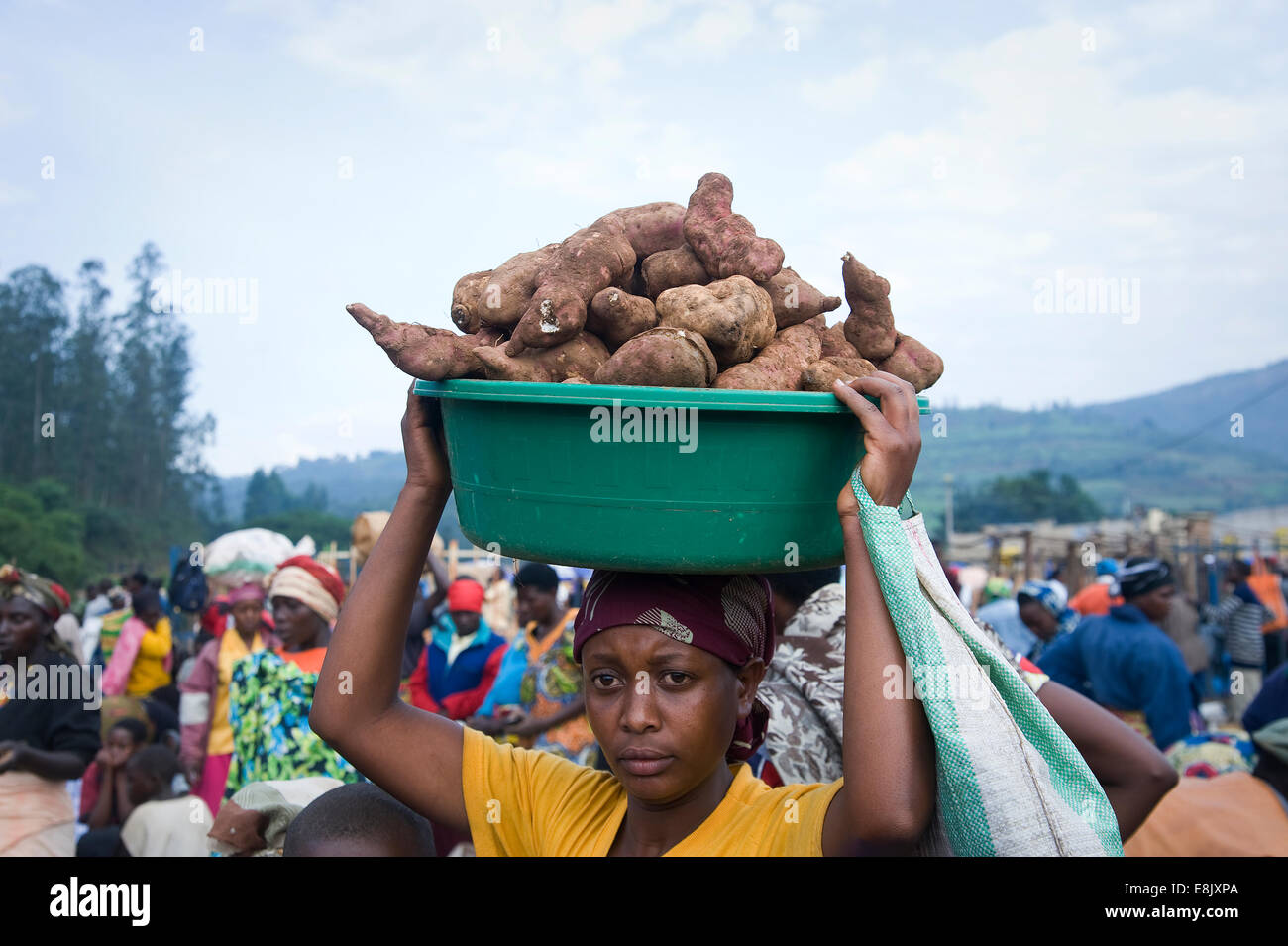 Farmers carrying vegetables to market hi-res stock photography and ...