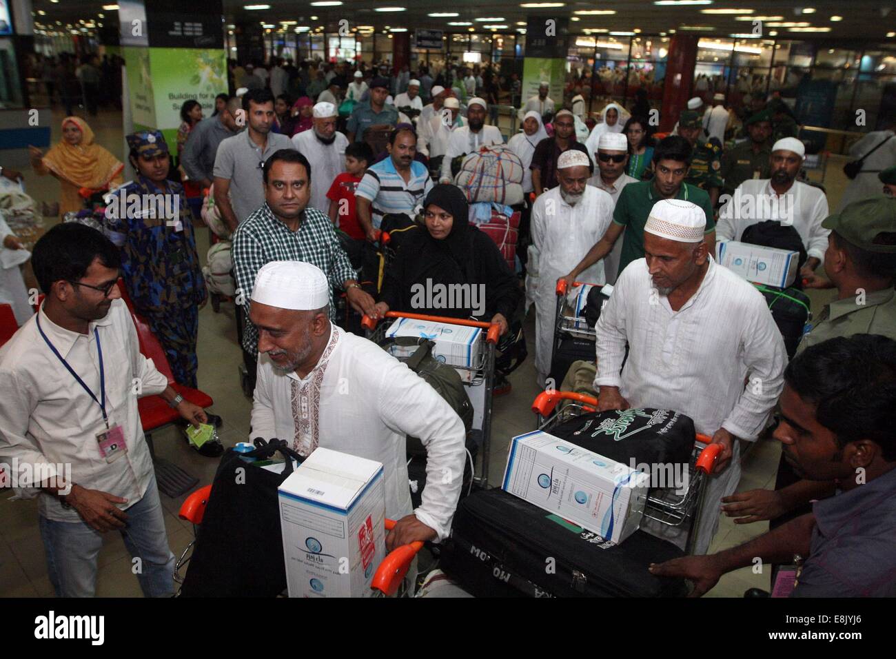 Dhaka, Bangladesh. 9th October, 2014. Bangladeshi hajj pilgrims arrive ...