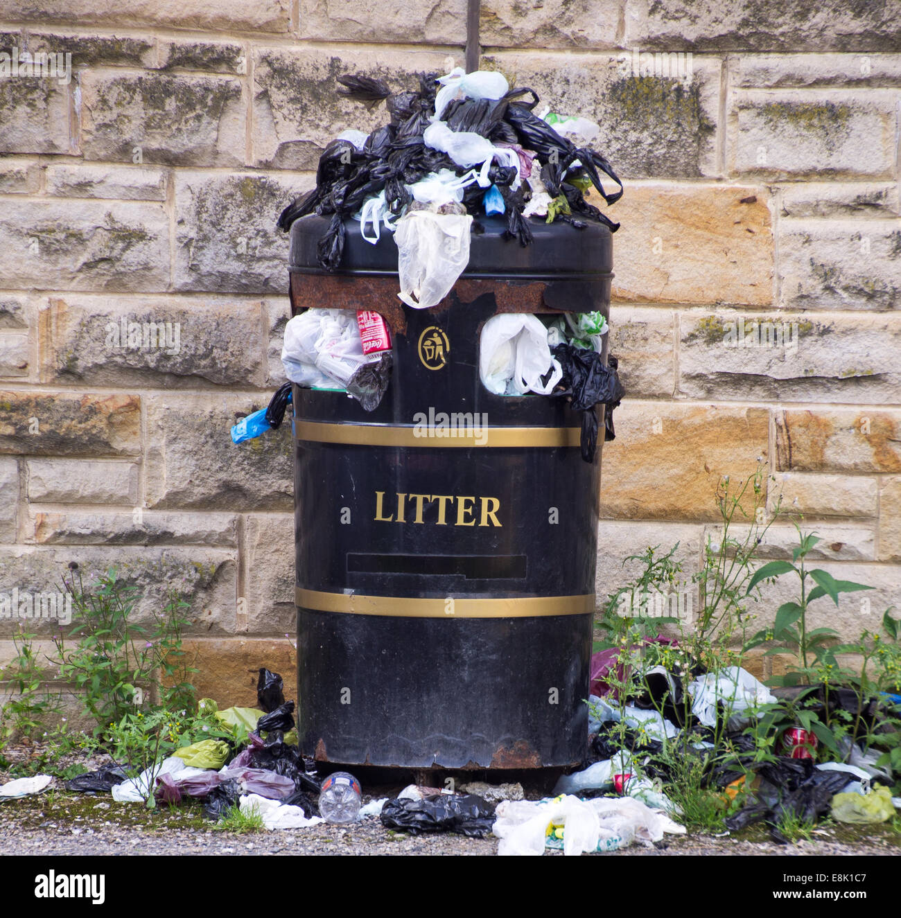 Litter bin overflowing hi-res stock photography and images - Alamy Litter bin overflowing hi-res stock photography and images - Alamy