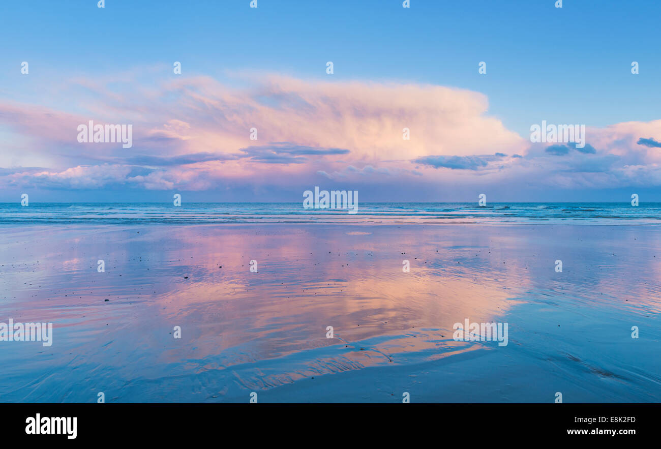 Long sandy beach england hi-res stock photography and images - Alamy