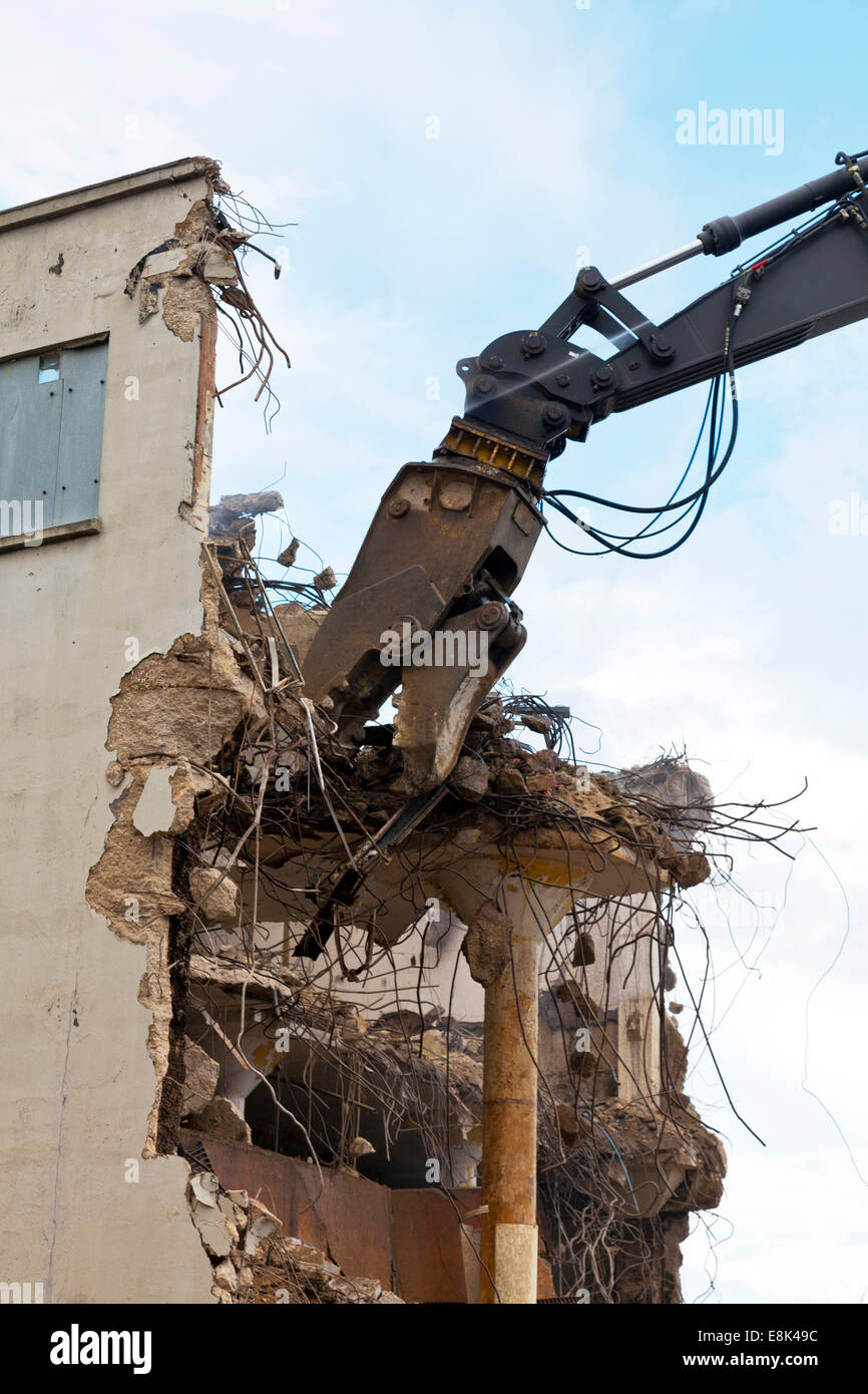 High reach demolition machine hi-res stock photography and images - Alamy