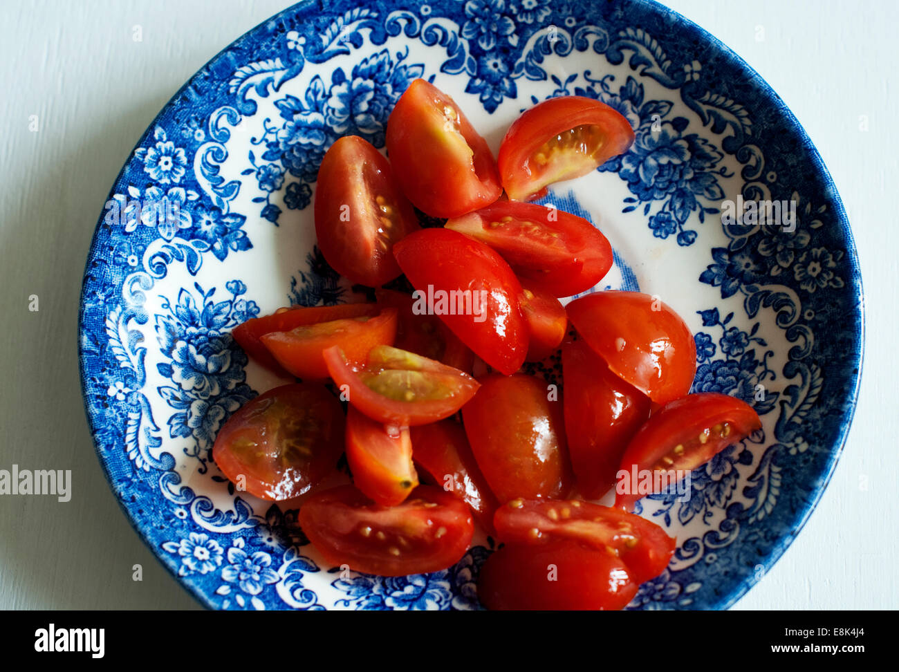 Quartered tomatoes hi-res stock photography and images - Alamy