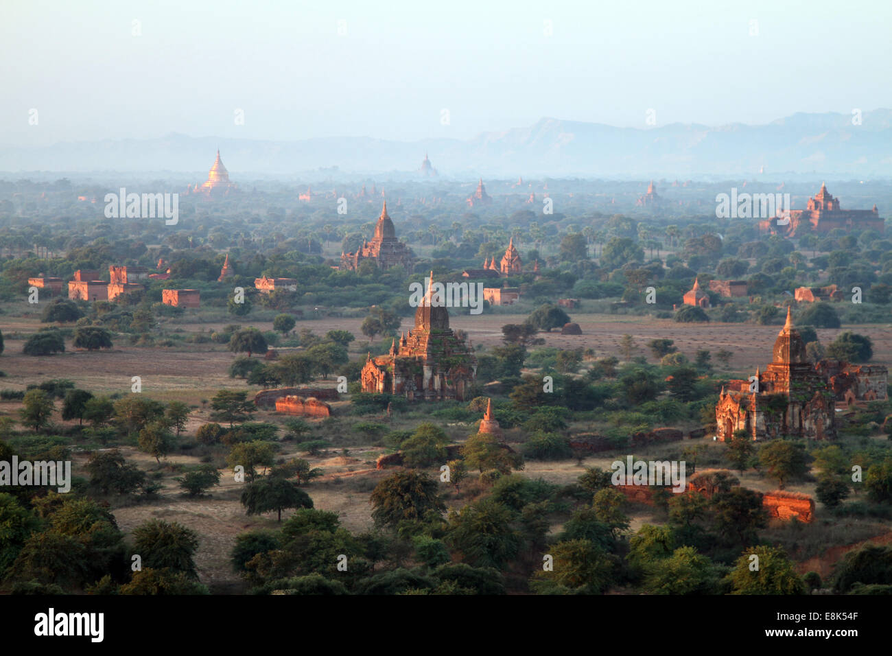 Burmese temples buddhist temples hi-res stock photography and images ...