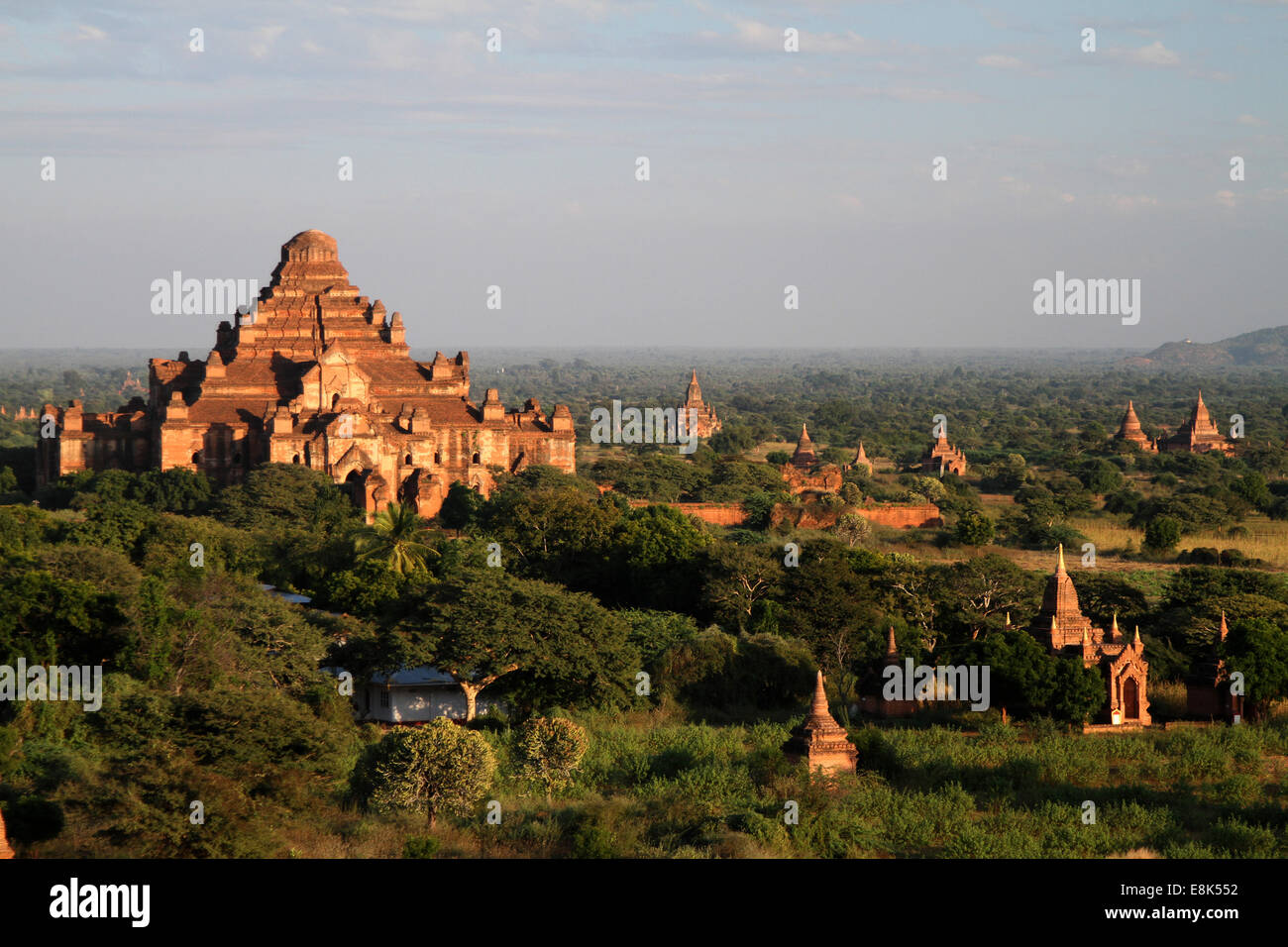 Burmese buddhist temples hi-res stock photography and images - Alamy