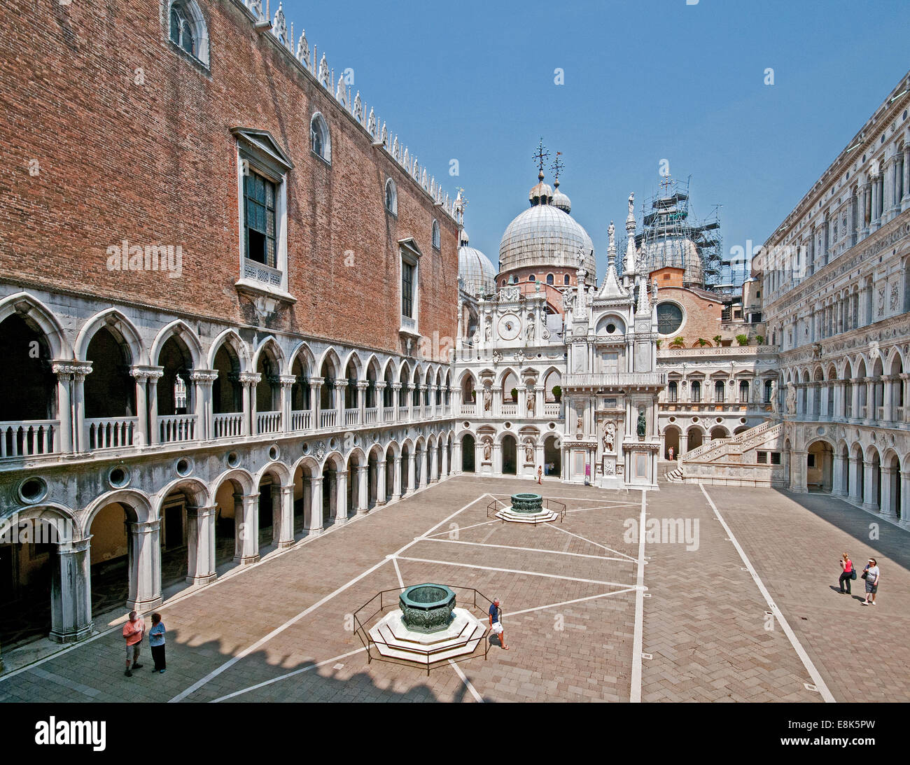 Venetian city wells High Resolution Stock Photography and Images - Alamy