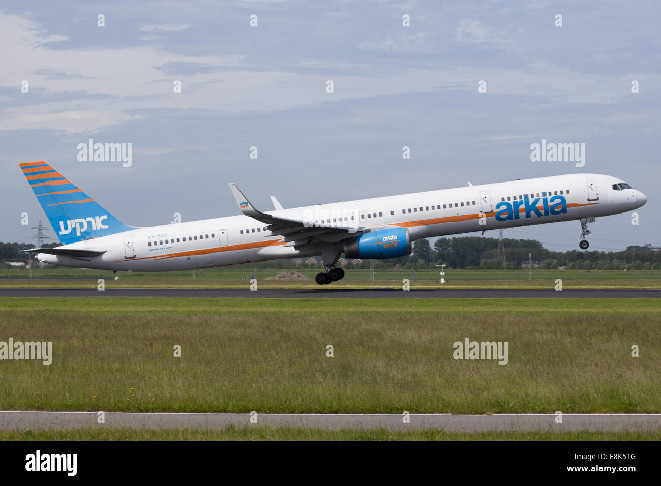 Boeing 757 aircraft jet engine hi-res stock photography and images - Alamy