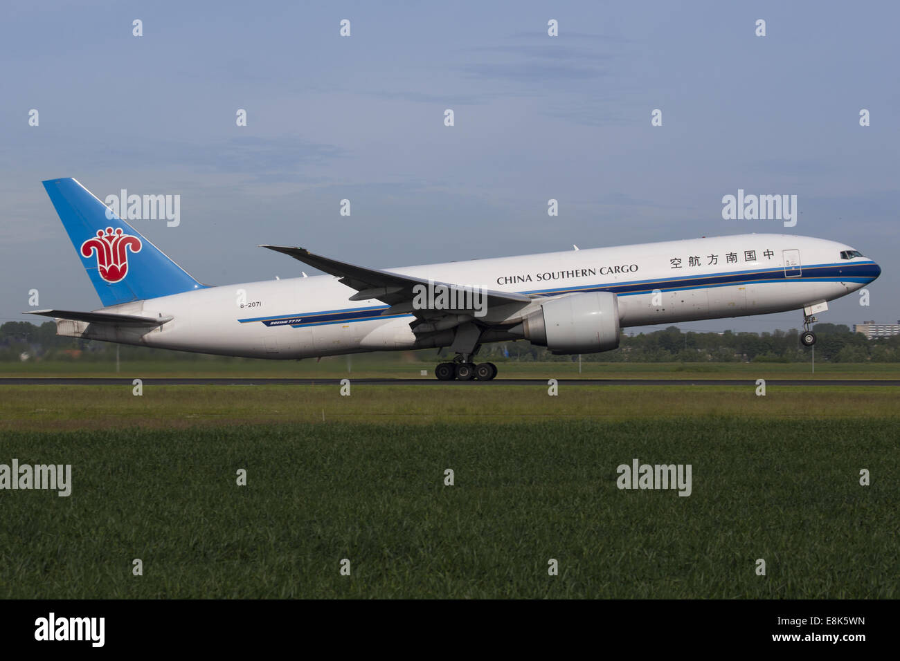 Boeing 777 cargo hi-res stock photography and images - Alamy