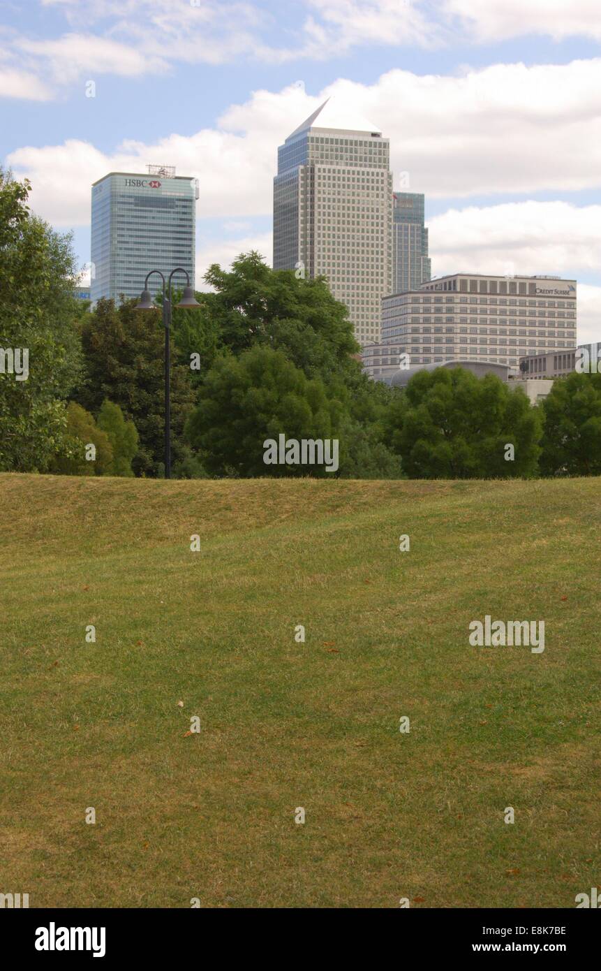Canary Wharf skyline from Ropemakers Field at Limehouse in London ...