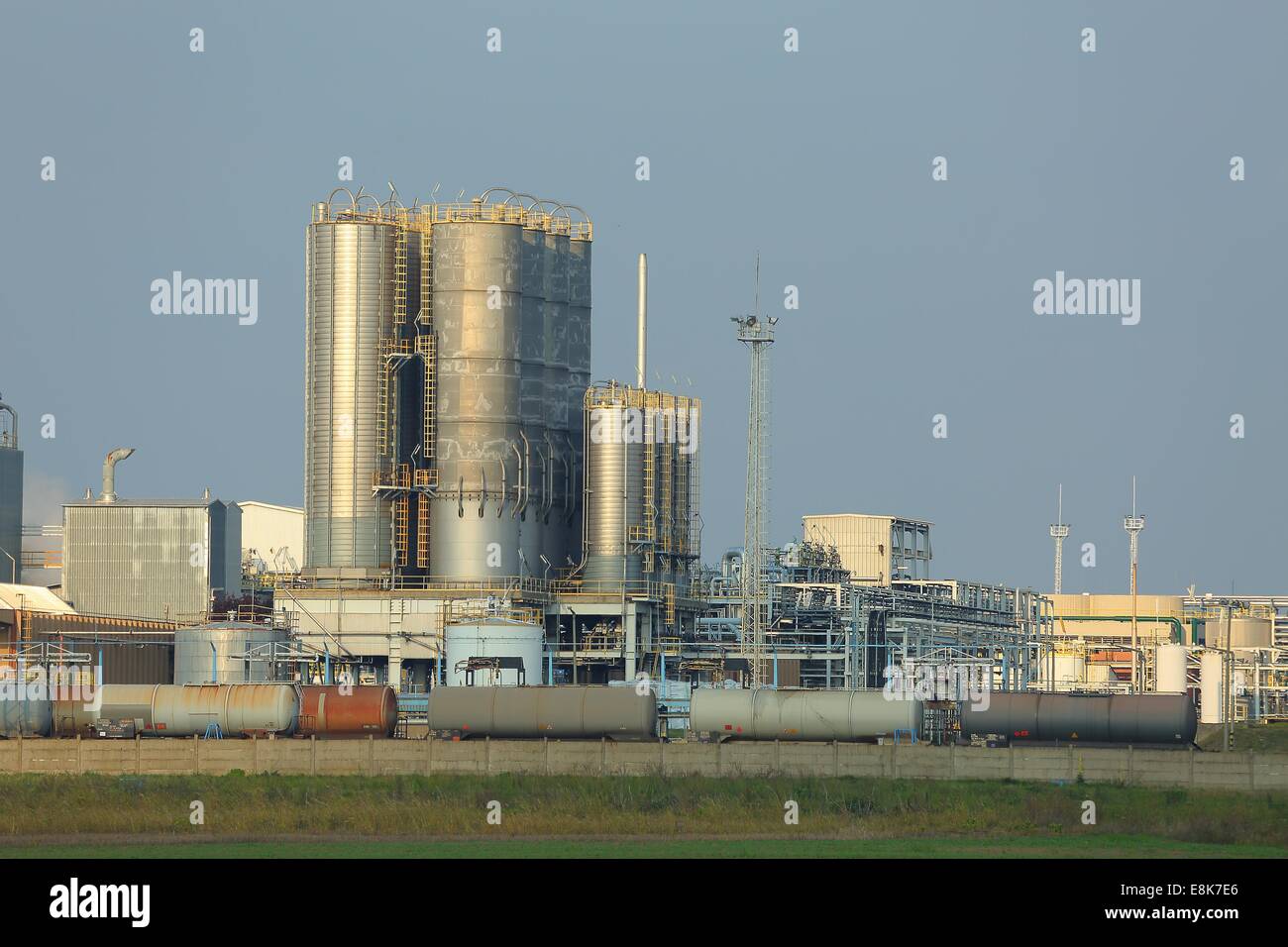 Refinery and tank storage facility hi-res stock photography and images ...