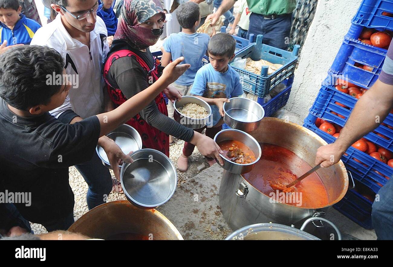 Suruc, Turkey. 9th October, 2014. Hundreds of refugees from Kobane ...