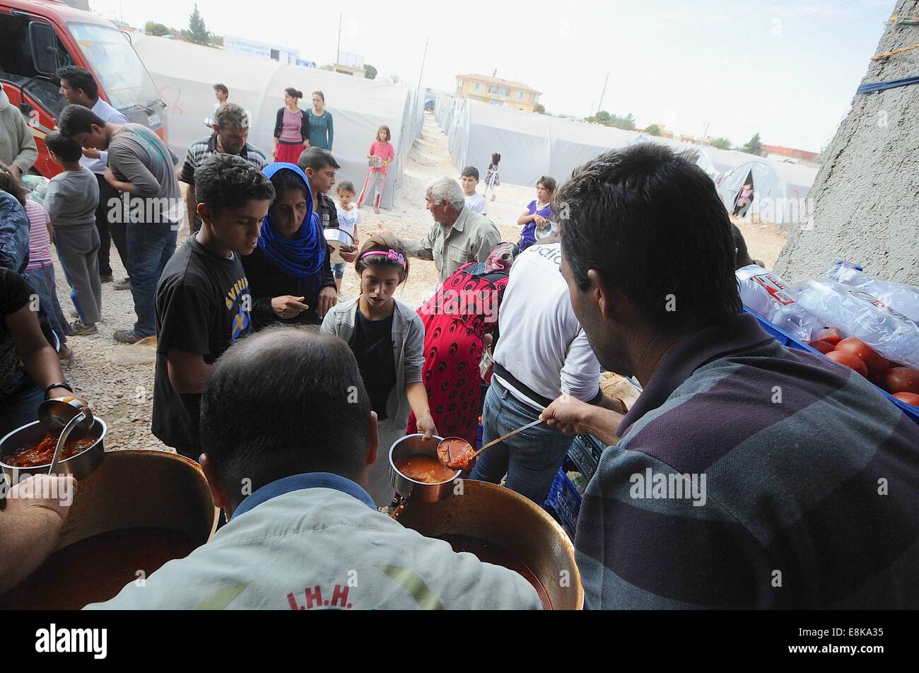 Suruc, Turkey. 9th October, 2014. Hundreds of refugees from Kobane ...