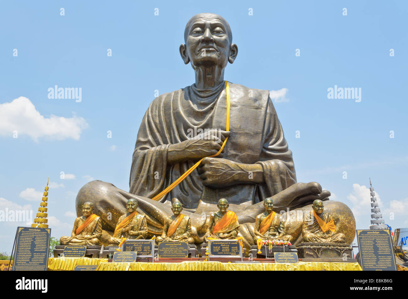Large black statue hi-res stock photography and images - Alamy