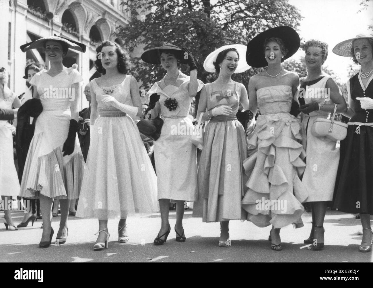 Paris, France. 25th June, 1954. Gorgeous models in beautiful flowing ...
