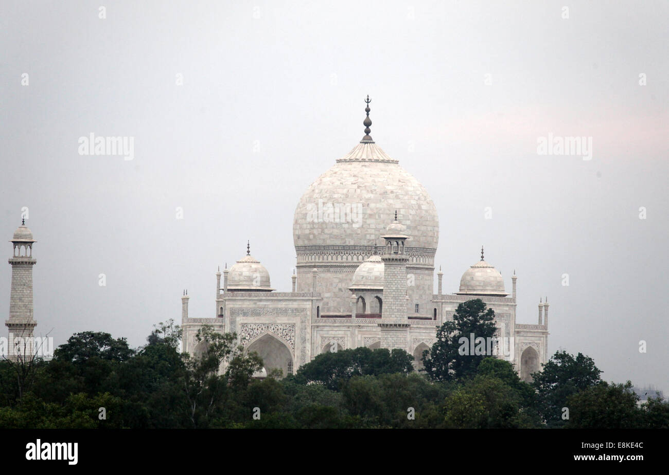 Taj Mahal at Agra from a window of the Oberoi Amarvilas Hotel Stock ...