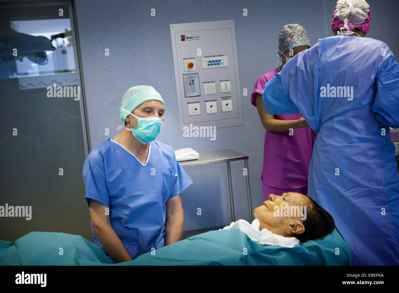 Hypnosis in surgery hi-res stock photography and images - Alamy