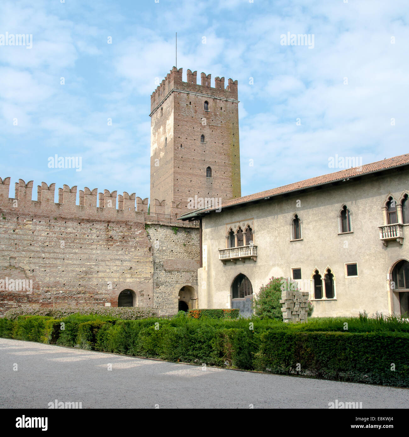 Brick castle hi-res stock photography and images - Alamy
