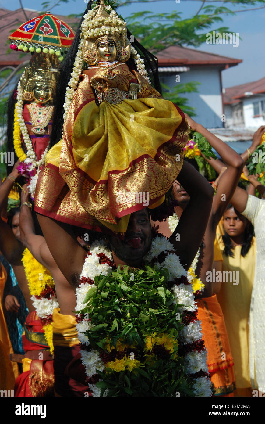 Statue woman carrying on head hi-res stock photography and images - Alamy