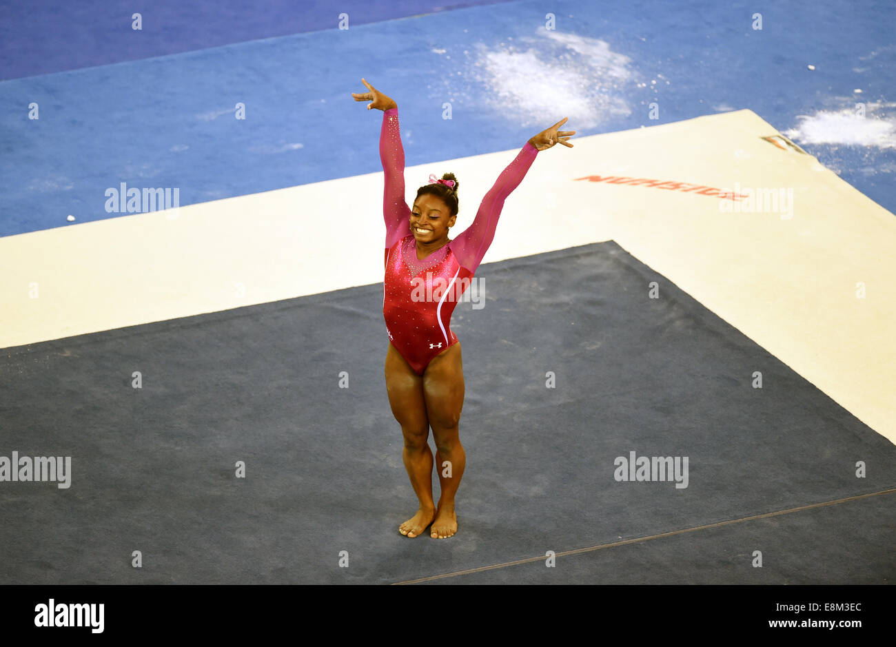 Simone biles floor hi-res stock photography and images - Alamy