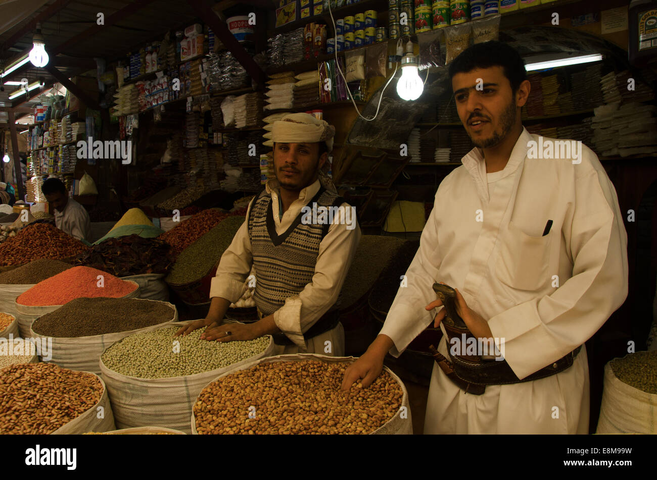 Middle east market people hi-res stock photography and images - Alamy