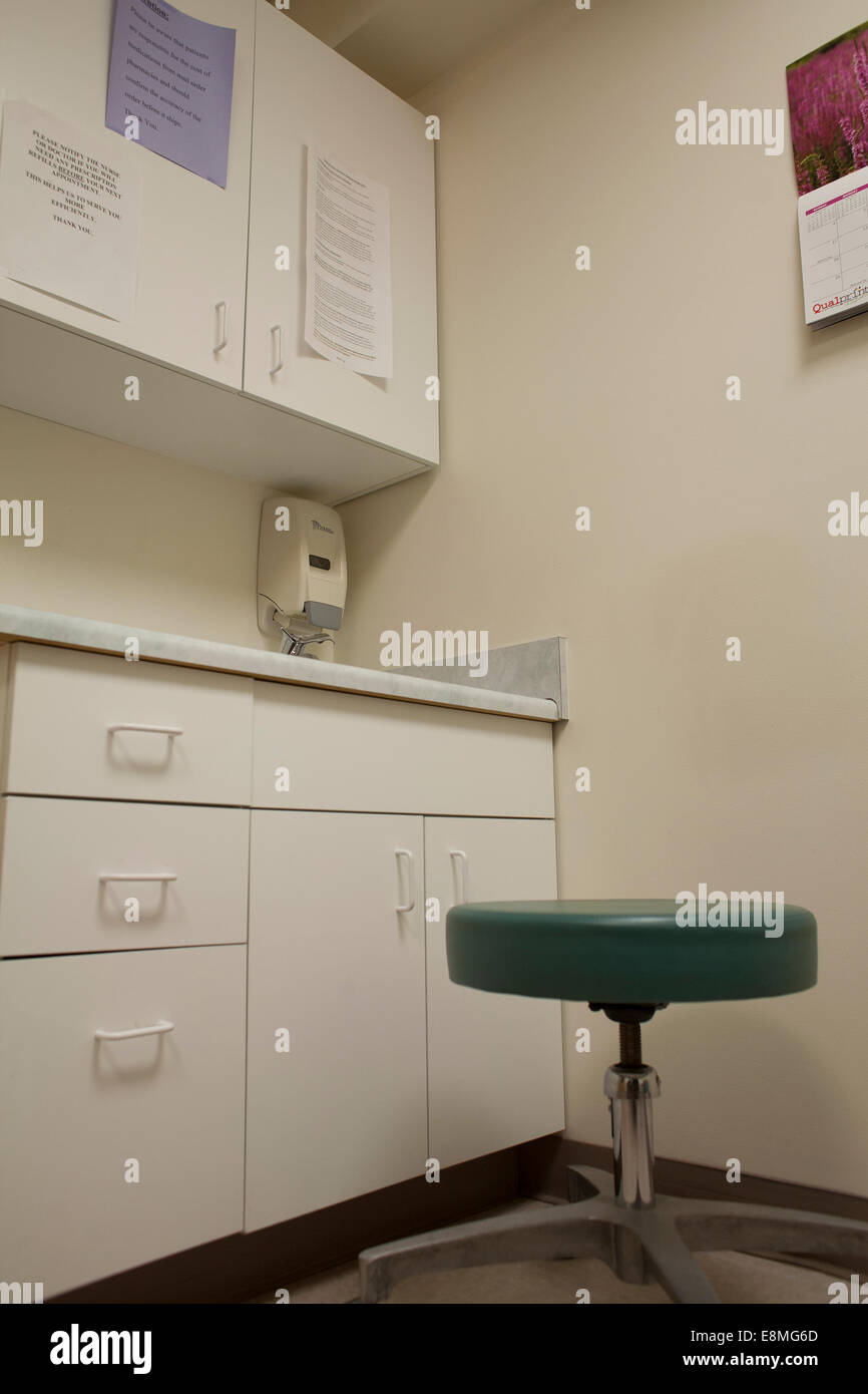 Doctor patient examination room hi-res stock photography and images - Alamy