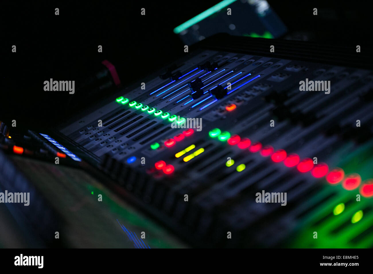 Mixing decks hi-res stock photography and images - Alamy