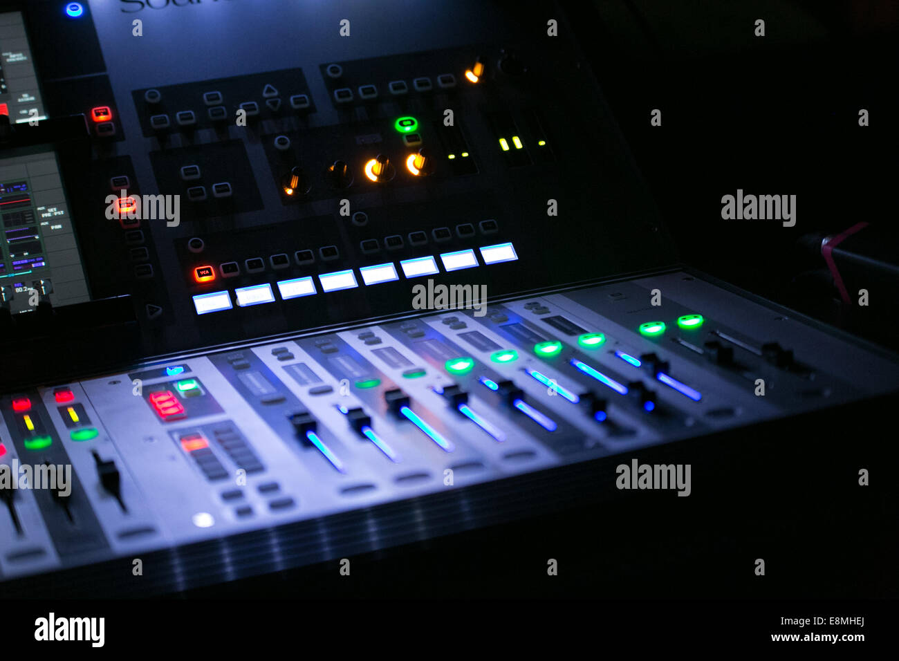 Mixing Decks High Resolution Stock Photography and Images - Alamy