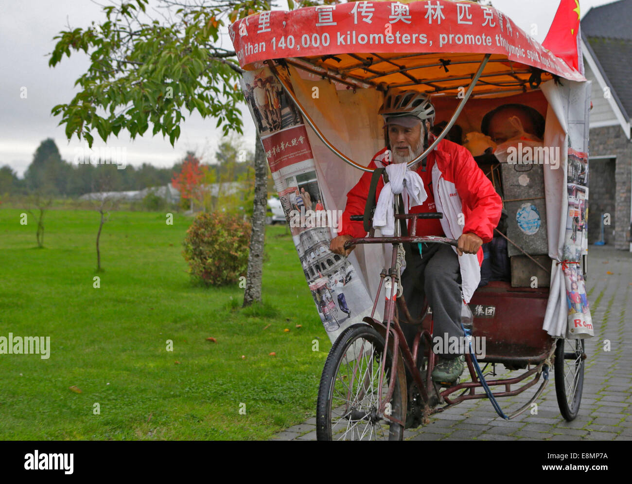 Vancouver, Canada. 10th Oct, 2014. Olympic rickshaw rider Chen Guanming ...