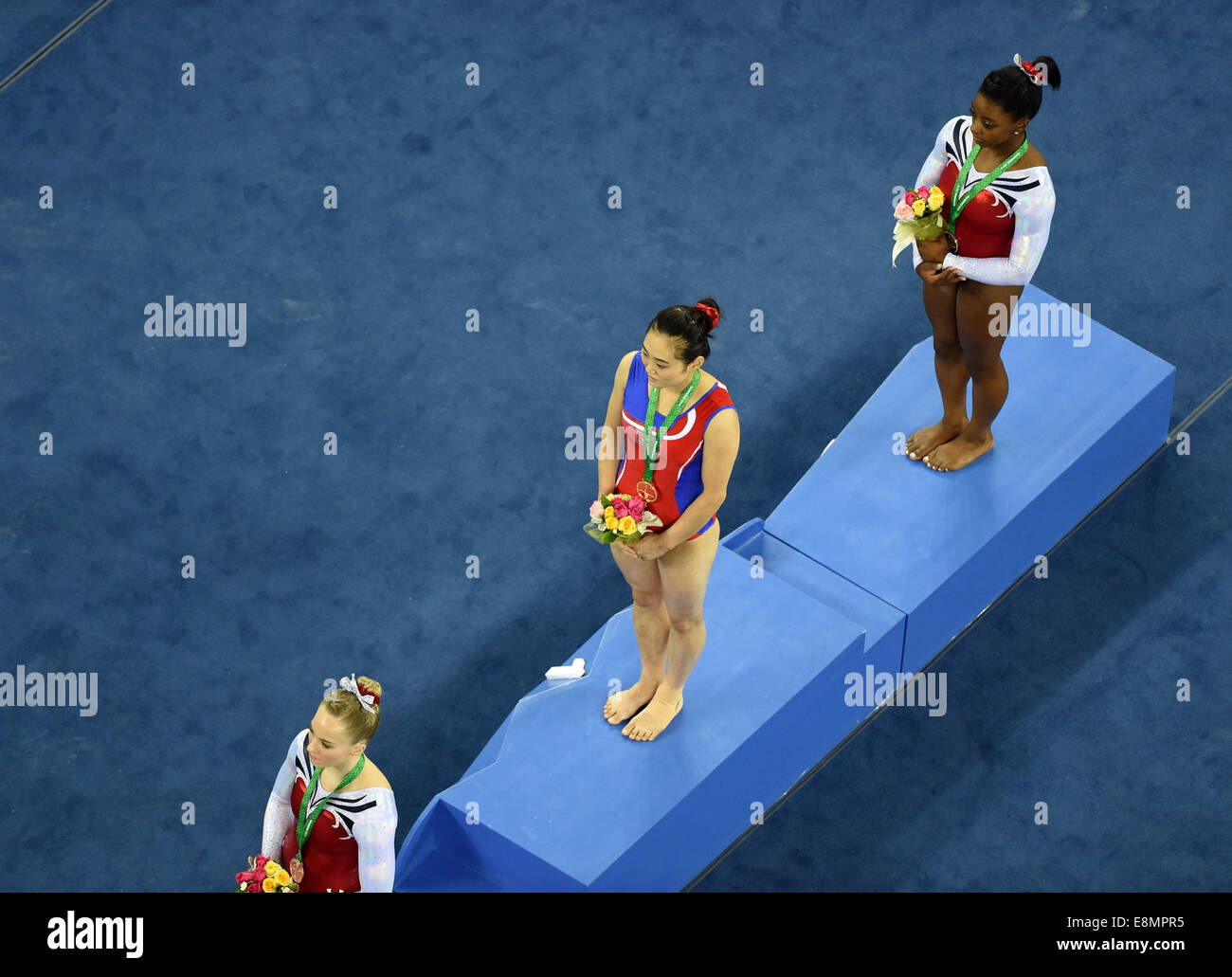 (141011) -- NANNING, Oct. 11, 2014 (Xinhua) -- Hong Un Jong (C) of the ...