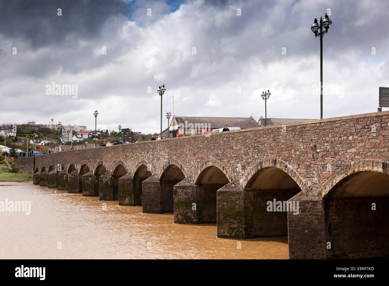 UK, England, Devon, Barnstaple, medieval bridge over River Taw Stock ...