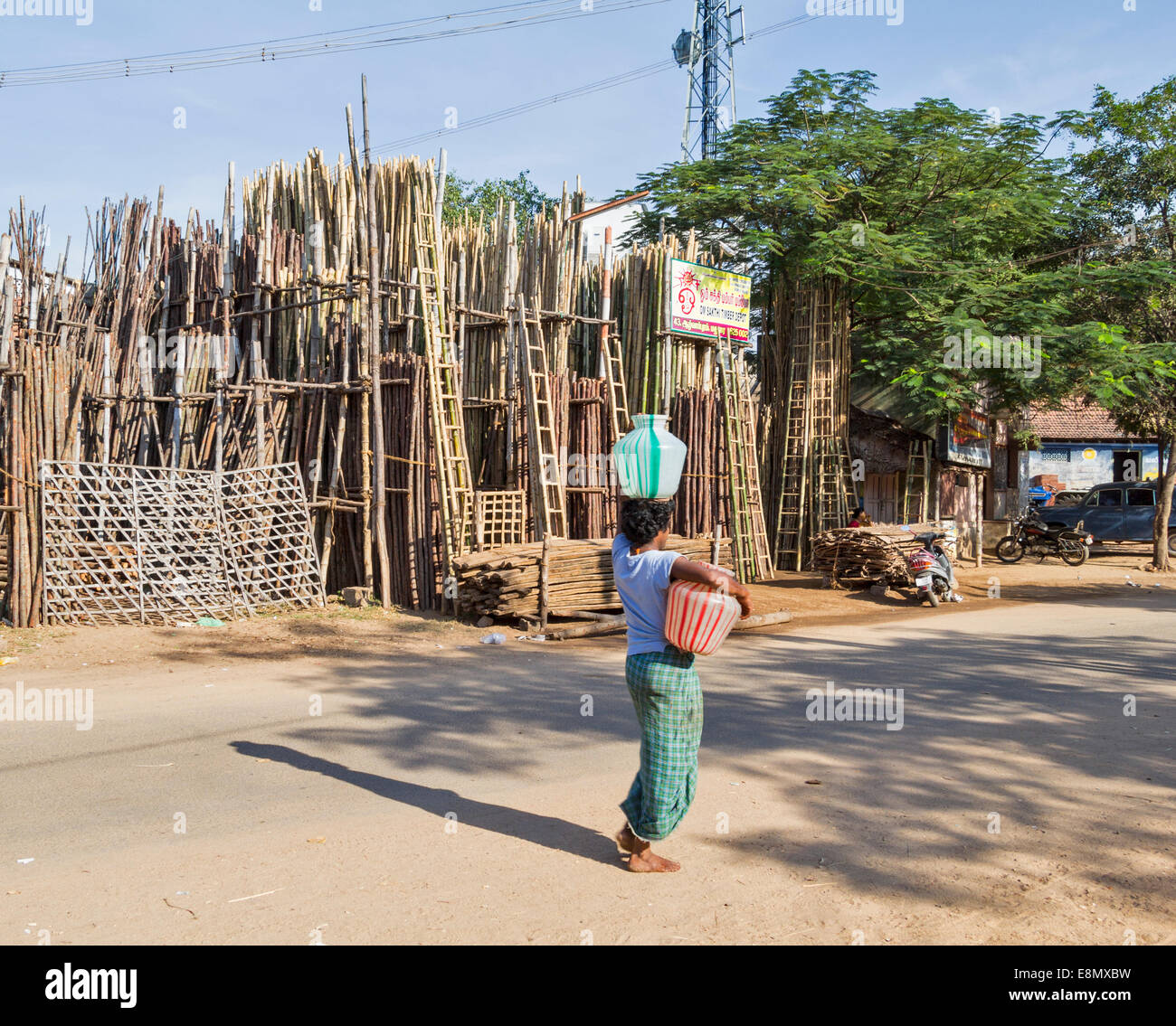 Indian woman carrying pot on head hi-res stock photography and images ...