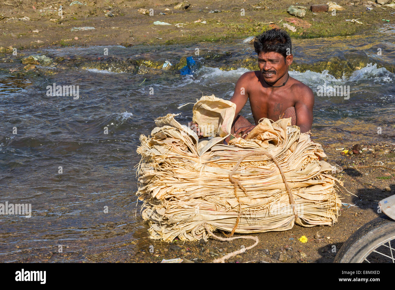 People cleaning river hi-res stock photography and images - Alamy