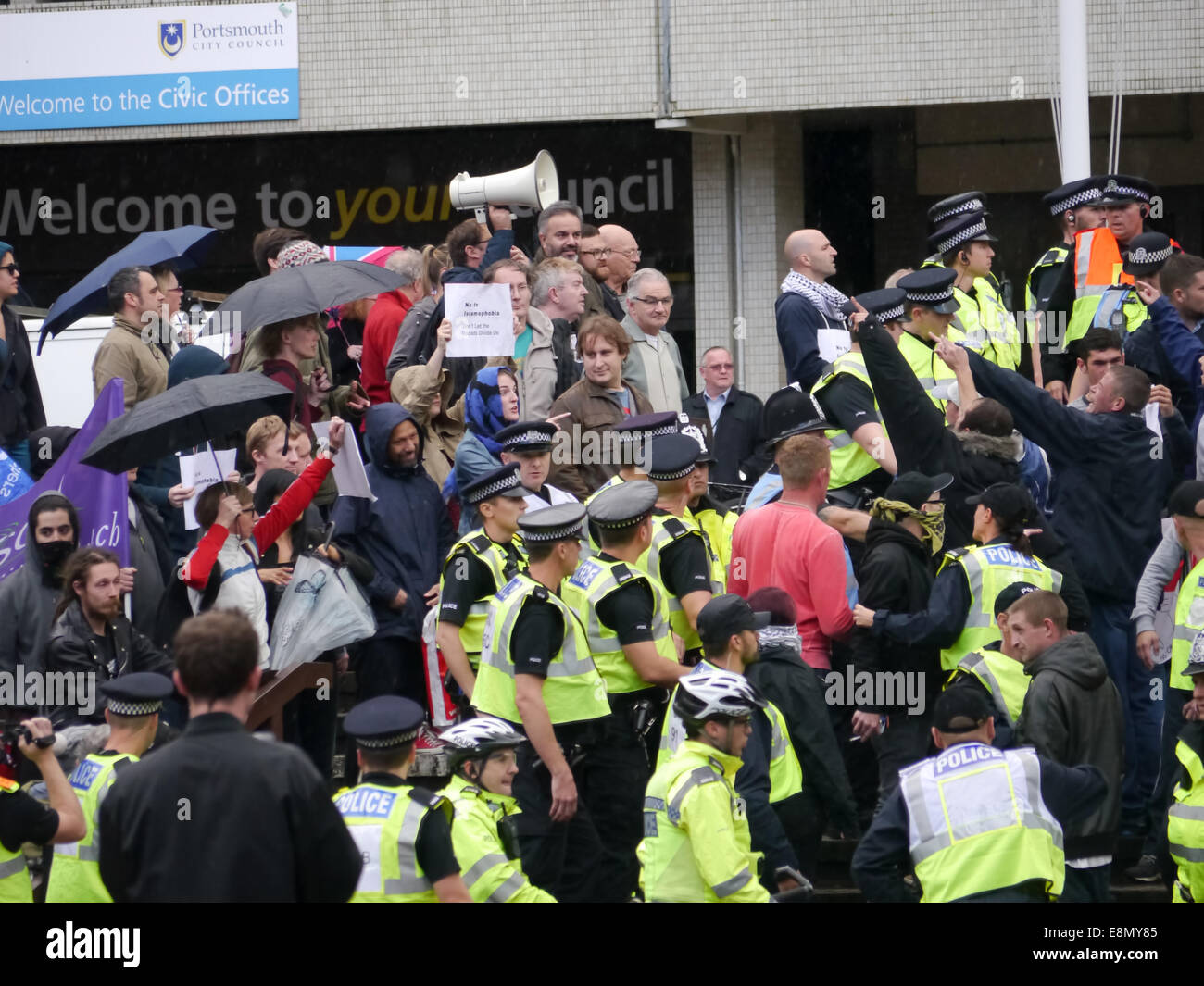 Police form a line to seperate Members of the English Defence League ...