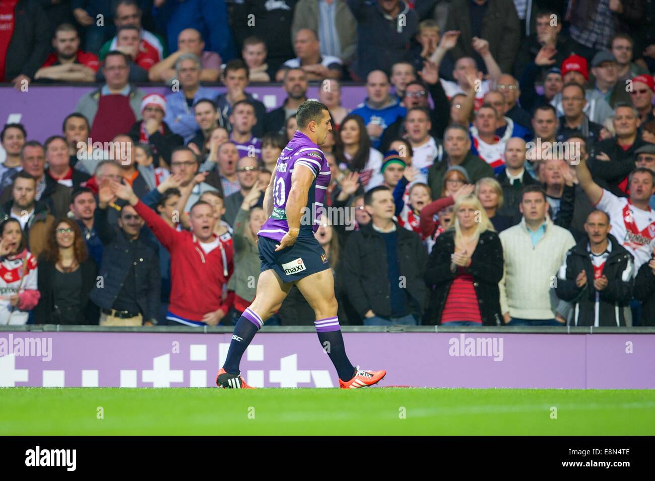 Rugby red card hi-res stock photography and images - Alamy